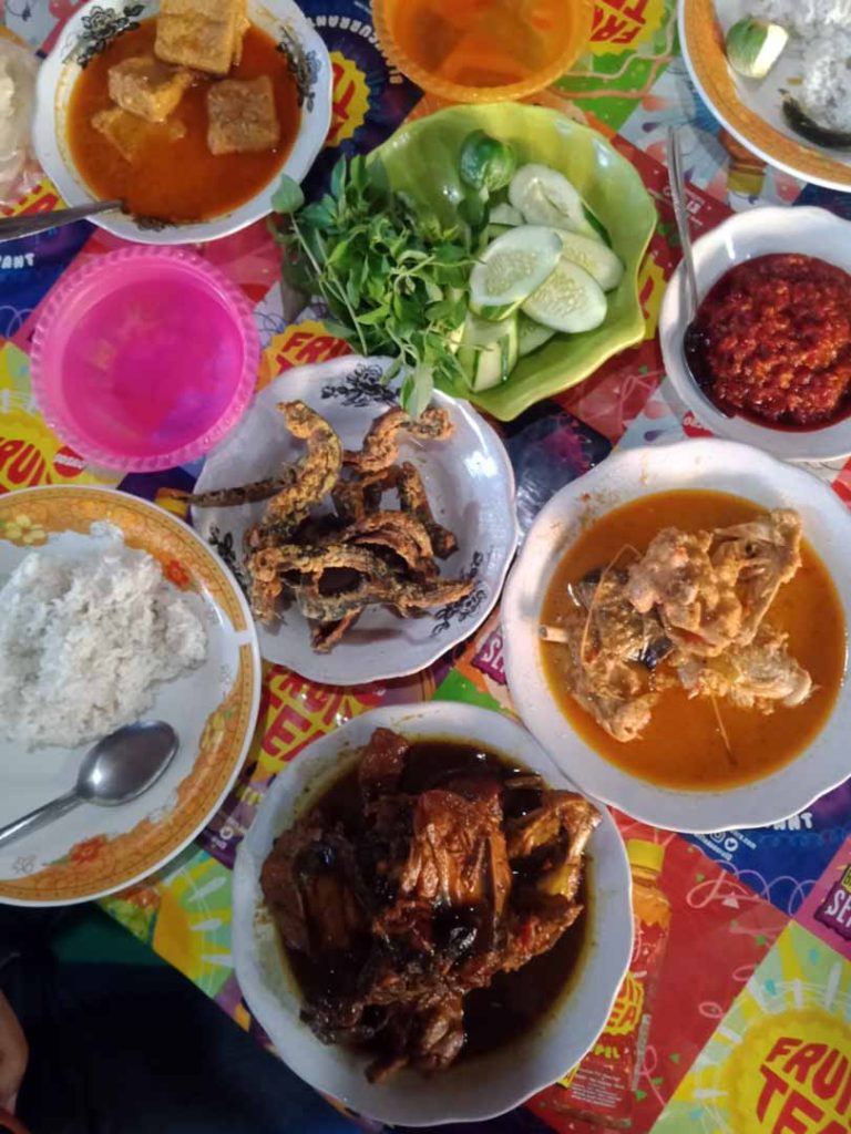 Warung Makan Bu Gundil Pringsewu, Masaknya Pakai Kayu Bakar