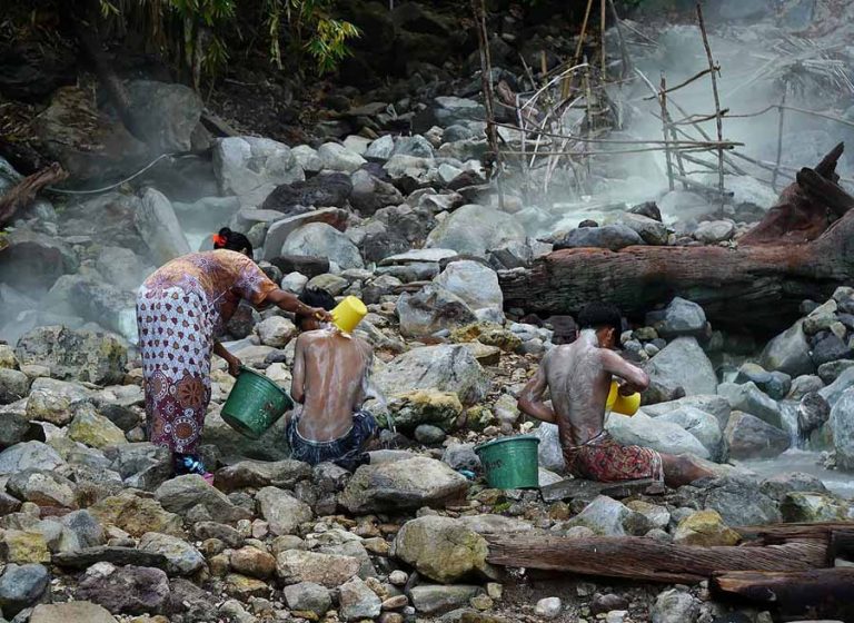 Asyiknya Berendam di Way Belerang Simpur, Hangat dan Jernih!