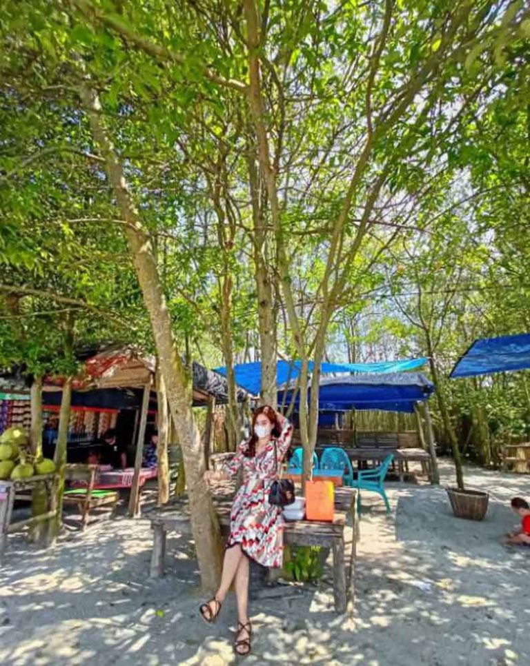 Pantai Mutiara Baru di Labuhan Maringgai, Lampung Timur